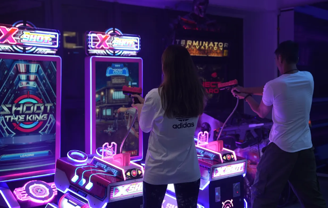 Resalaser 太空螢光鐳射槍 挑戰最螢夜光迷宮！獨家8折 人均$134起 安全無痛鐳射槍戰體驗｜觀塘、荔枝角過萬呎分店